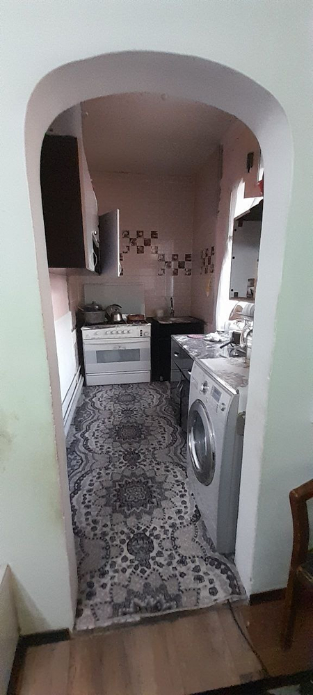 Sergili 6 возле машина базара