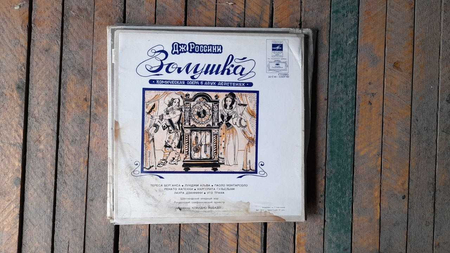 Проигрыватель radiotehnika и тюнер и пластинки.