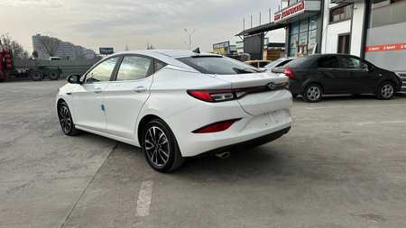 JAC J7 Sedan boshiga 20% bilan Bank orqali/1,5turbo 100km 7,5L