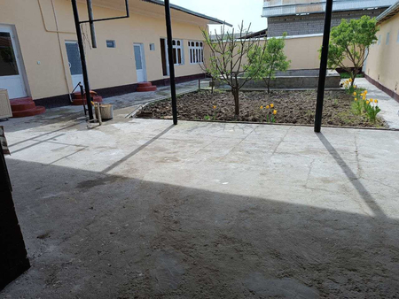 Уй сотилади Зангиота Зиёратгохи якинида