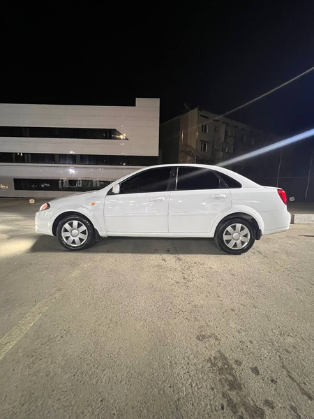 Lasetti jentra qilingan zor moshina