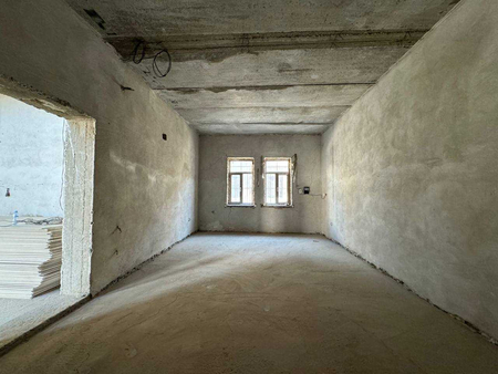 Zamonaviy 2 qavatli 4 sotiqli karobka holatdagi hovli sotiladi.