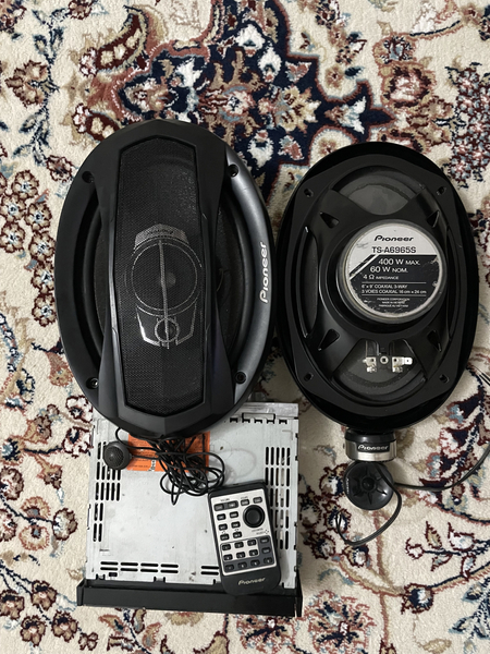 Продаються оригинальный магнитафон и колонки Pioneer