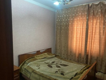Мирабадский р-н. 3-х комн кВ. 77-я серия. Кирпичный дом.