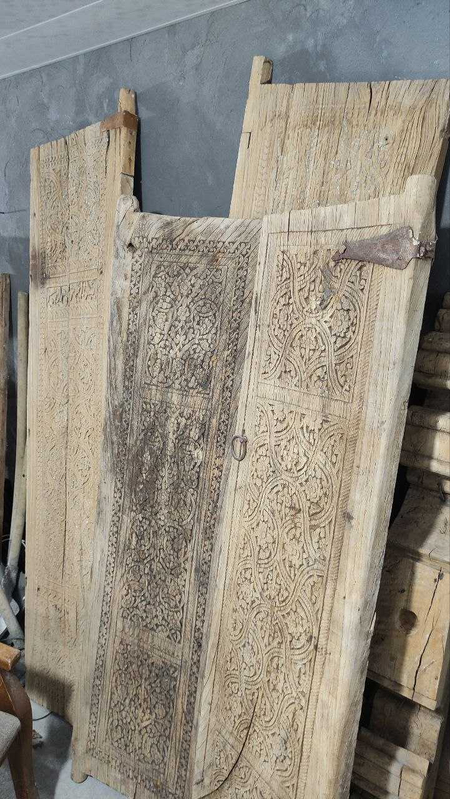 Старинные резные двери