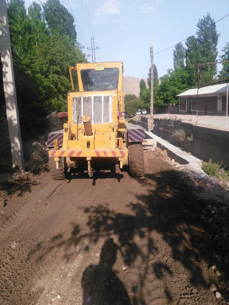 Автогрейдер ДЗ 143 сотилади, холати яхши