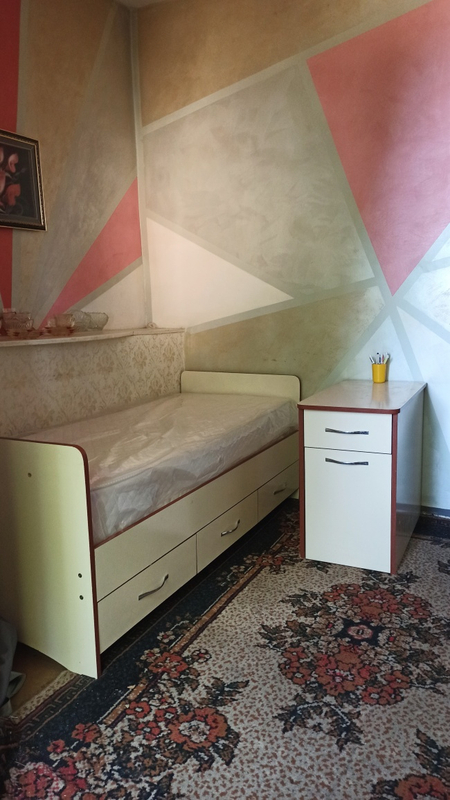 Продаётся детская кровать с комодом и тумбой