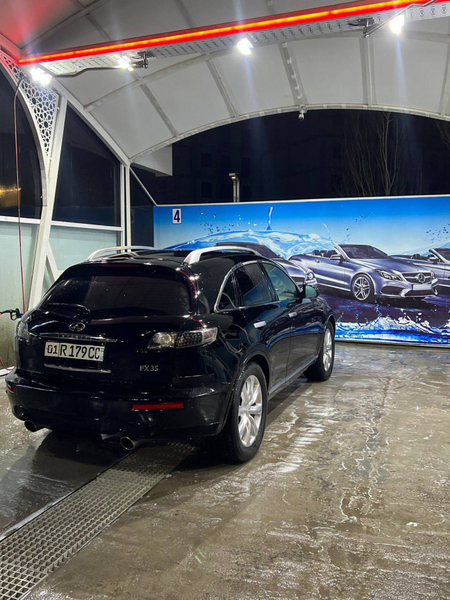 Infiniti fx35  sotiladi