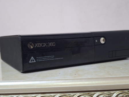 Продам Xbox 360 в комплекте 2 геймпада провод для подключения HDMI2.