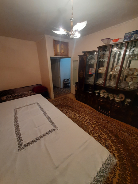 2 xonali 1 etaj kvartira sotiladi.