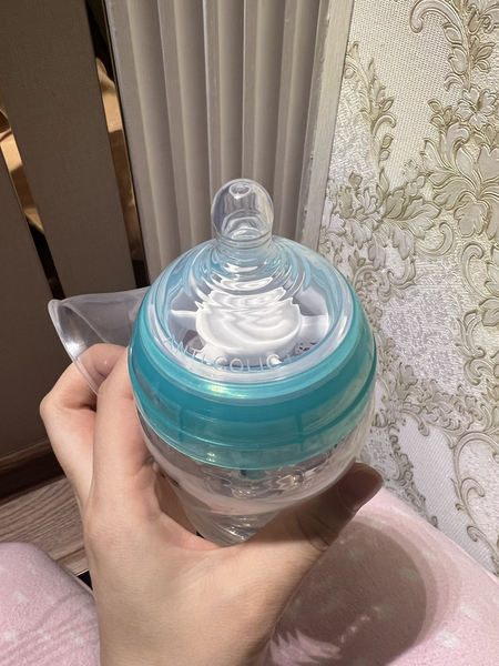 Антиколиковая детская бутылочка Tommee Tippee 260ml