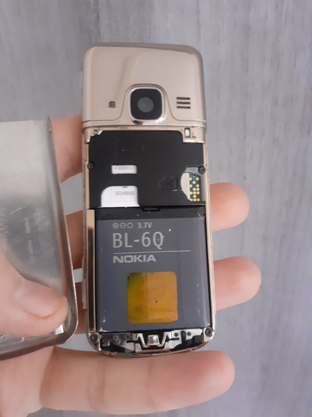 Nokia 6700 gold sotladi