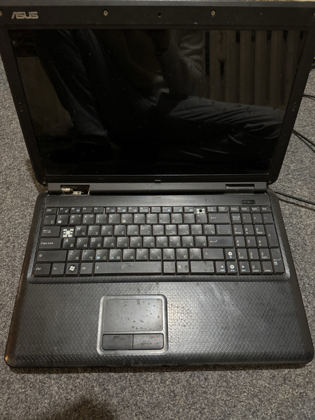 Asus noutbok sotiladi