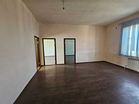 3 xonali 92m² 3-qavat sotiladi.