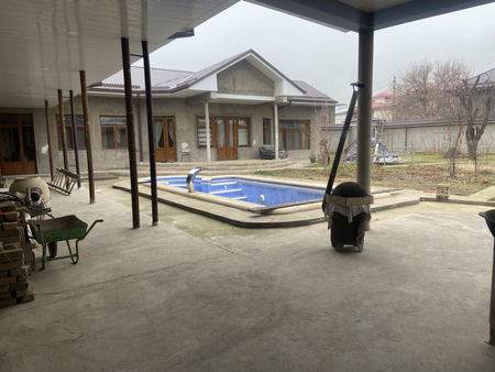 Uy hovli shahar ichi dacha