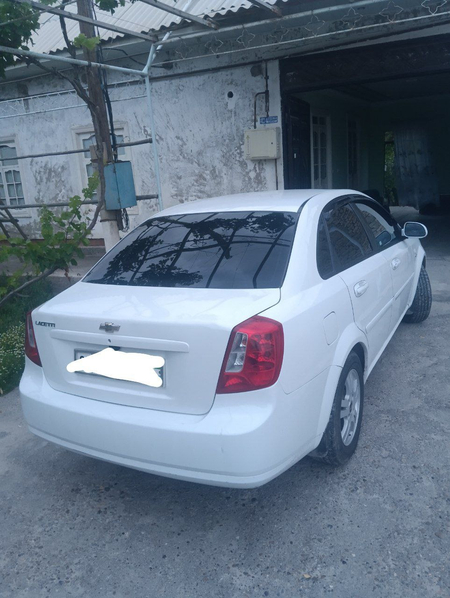 Avtomobil sotiladi