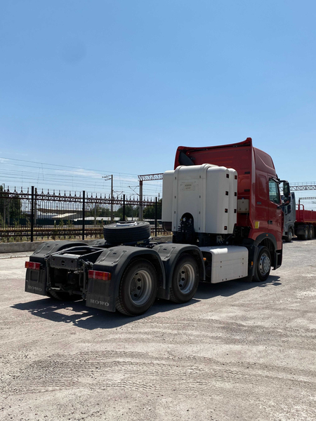 Тягач Howo-T7H 6x4 CNG цвет красный 2023 год в наличии