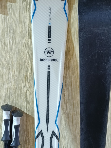 Лыжи Rossignol в комплекте.
