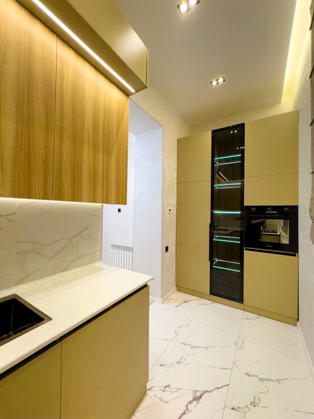 Шота Руставели/Центр  ,4ком.(98м²- потолки 3,5м) - Срочное предложение