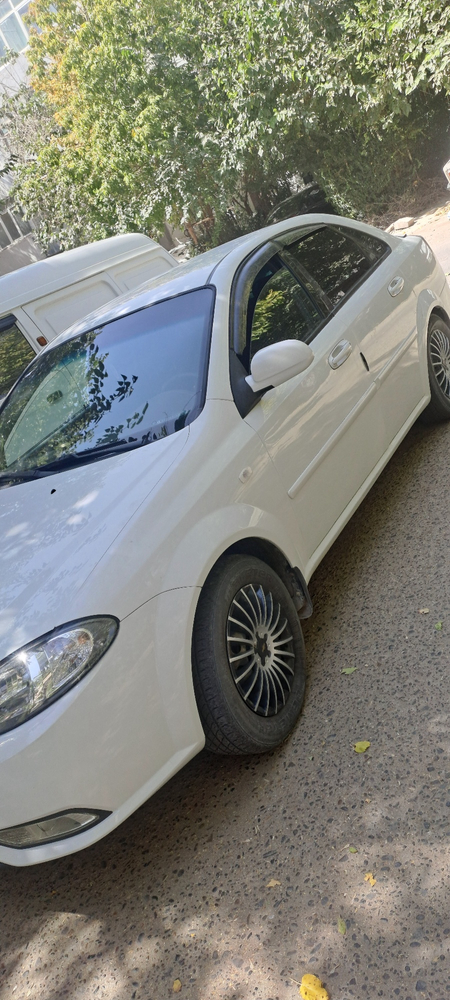 Chevrolet lacetti 1.8 sotiladi