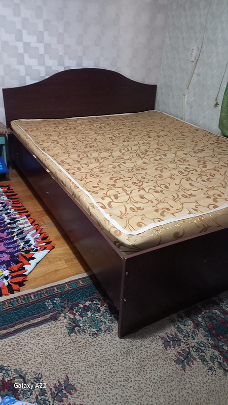 Продаю кровать двух спалку.