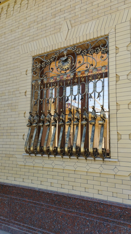 Дарвозалар, решёткалар, козероглар.