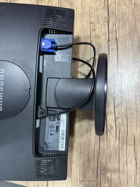 Samsung monitor sotiladi