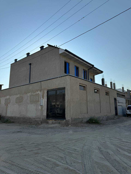 Markazdan 3 sotiqli hovli sotiladi.