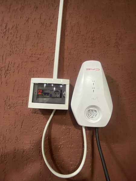 Elektirik elektromobil zaryadka ustanovka
