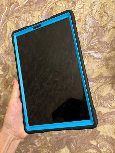 Lenovo Tab M10 FHD Plus sotiladi holati zór qiz bola ishlatgan