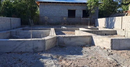 Чирчик Азадбашда 5.6 сотка атрофи полный уралган участок сотилади
