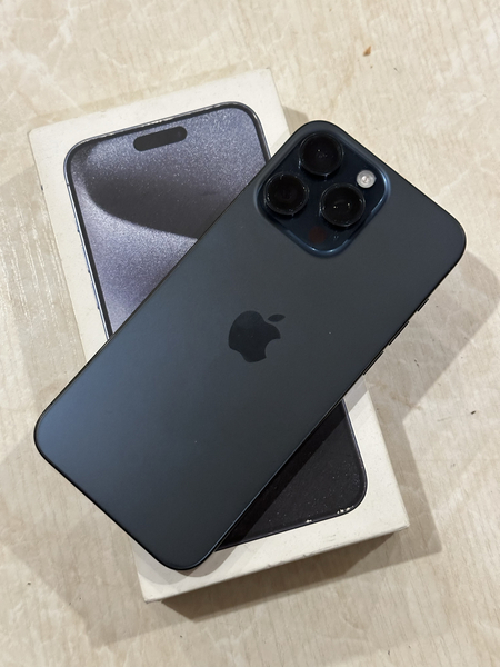 Iphone 15 pro max blue