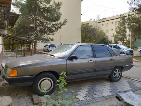 Audi 100. Коричнево-бронзовый цвет