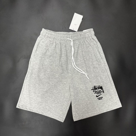 Шорты от бренда Stussy