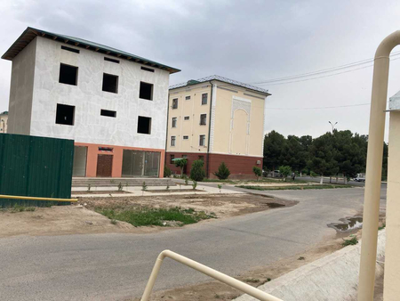 Нотурар бино сотилади