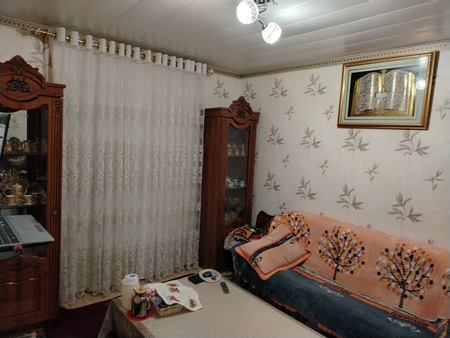 Uy sotiladi 3 xona jixozlari bilan  48 000 kami bor