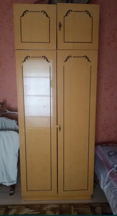 Иккита шкаф сотилади