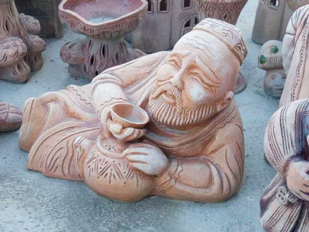 Узбекская национальная статуя отца, пьющего чай