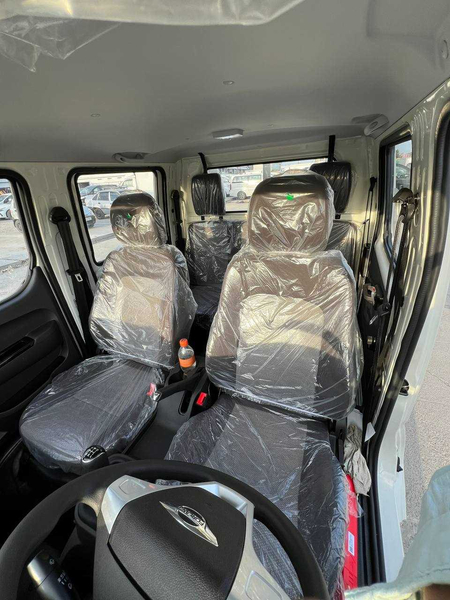 Yuk tashishga moljallangan va kop orindiqli Forland T5 2600 mashinasi
