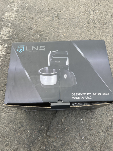 Hand mixer with bowl