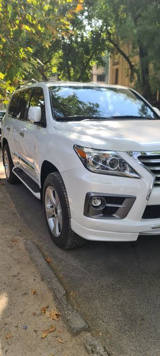 Lexus LX 570 . Белый на чёрном салоне.