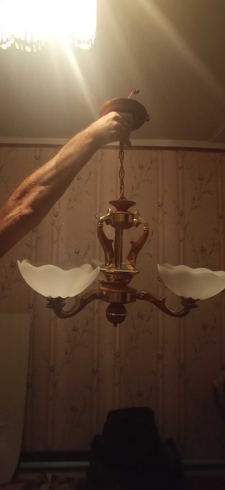 Люстры различные, бра