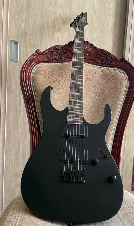 Электрогитара марки Ibanez черного цвета