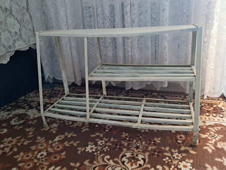 Oyoq kiyim qo'yadigan sotiladi.