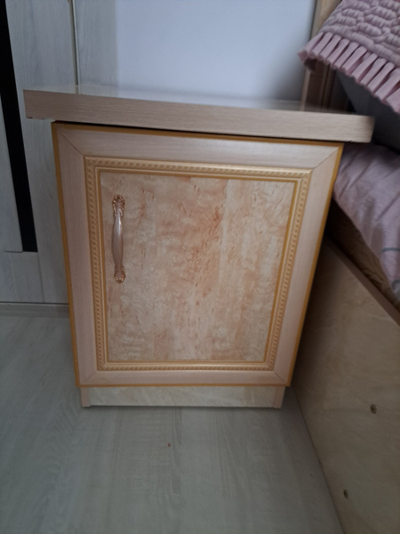 Продаётся спальный гарнитур (кровать, 2 тумбы, шифонер, тримо)
