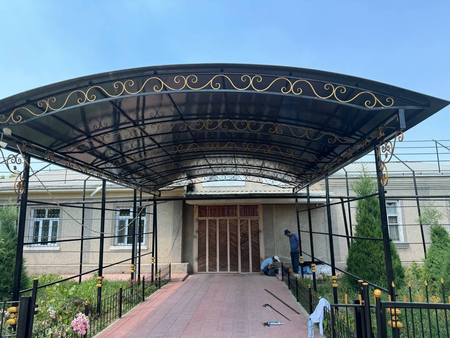 Дарвоза, решётка, перилалар ва козероглар