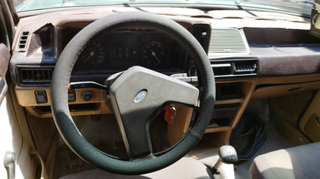 Ford escord Ghia 1.3 sotiladi