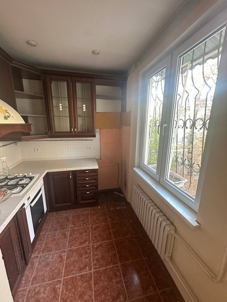 Продается 2+1 переделанная в трехкомнатную квартиру.