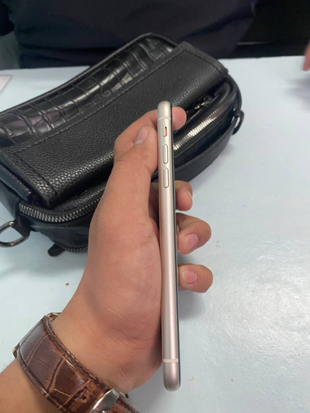 Iphone 11 sotladi\\nTel idyal aybi yo \\nKaropka dakment bi