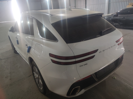 Genesis. GV 70 бензин 75000.